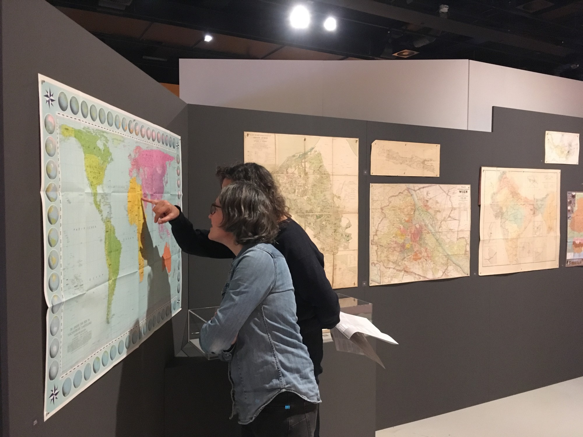 Mapping Modernity – De Facto